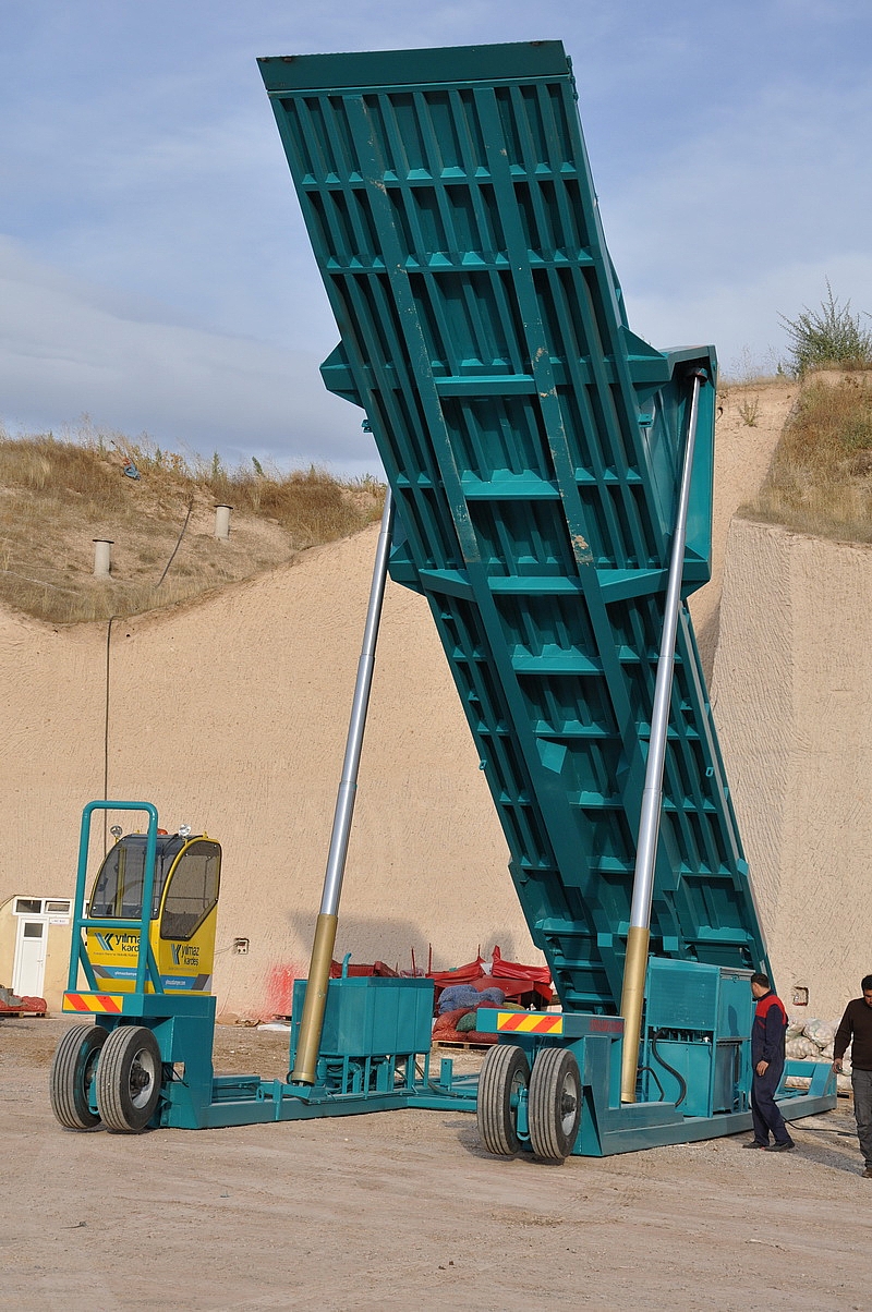 MOBILE TRUCK AND CAMION DISCHARGE PLATFORM | Yılmaz Kardeş Unloading ...
